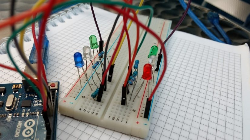 Saiba a importância do protoboard em projetos com Arduino? - REVISTA DICAS